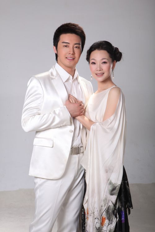 张英席郭霏 英席结婚了 歌唱家英席新婚 大山谷图库